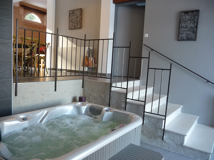 jacuzzi d'intérieur privé dans le gite - Domaine de la Maison Neuve